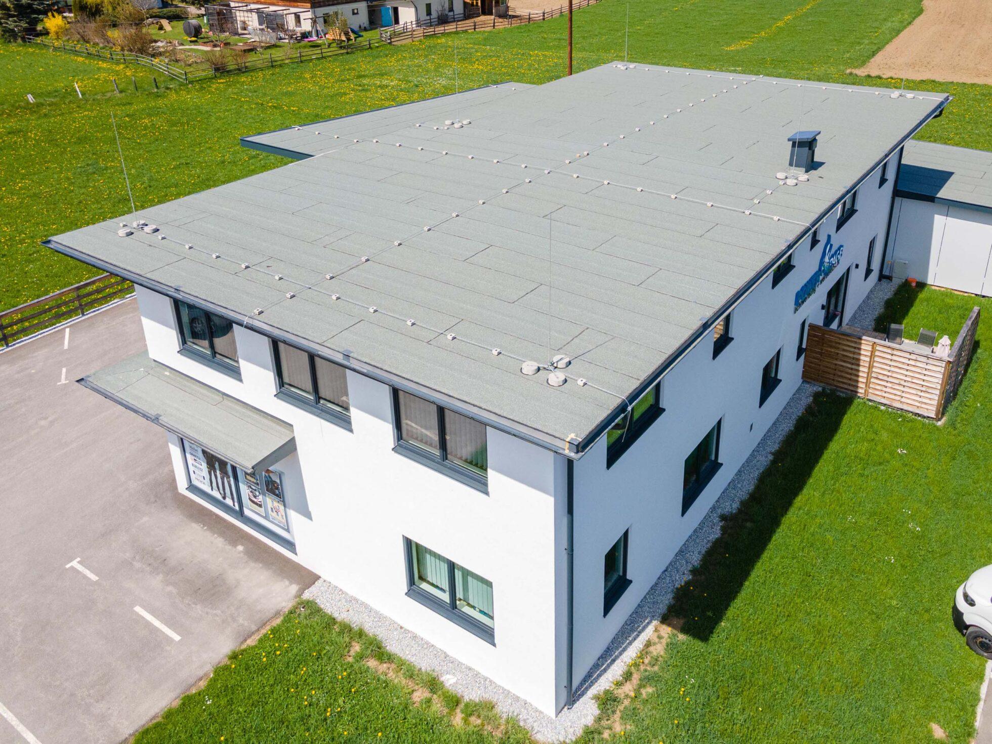 Flachdach, Steildach, Sicherheitssystem – Lungaudach GmbH - Dachdecker ...